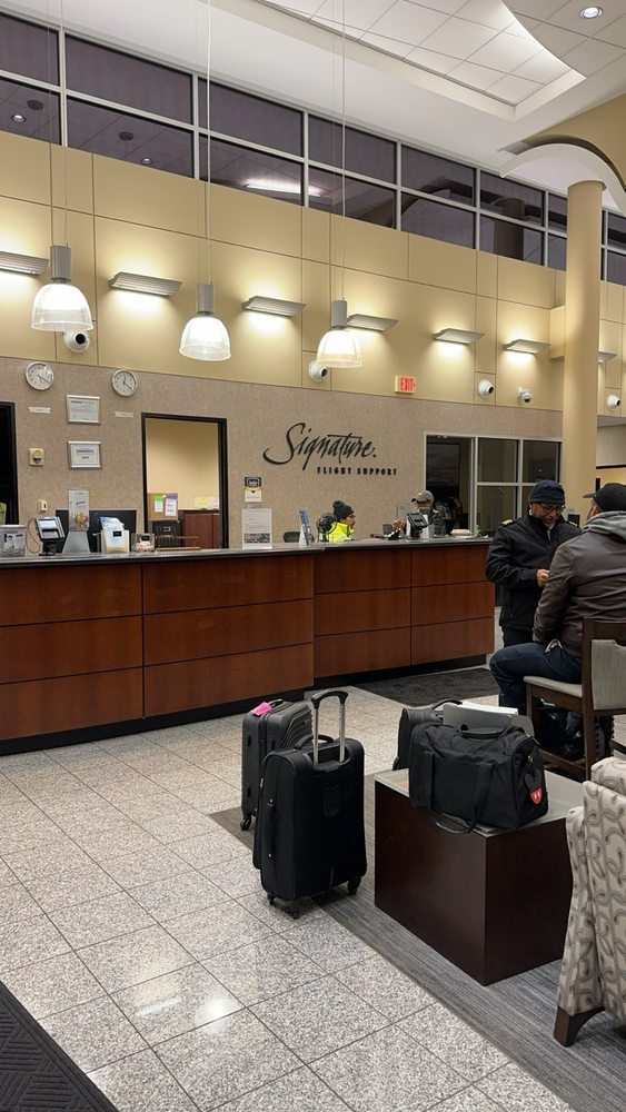 SIGNATURE FLIGHT SUPPORT - Updated January 2025 - 13 Photos - 6390 ...
