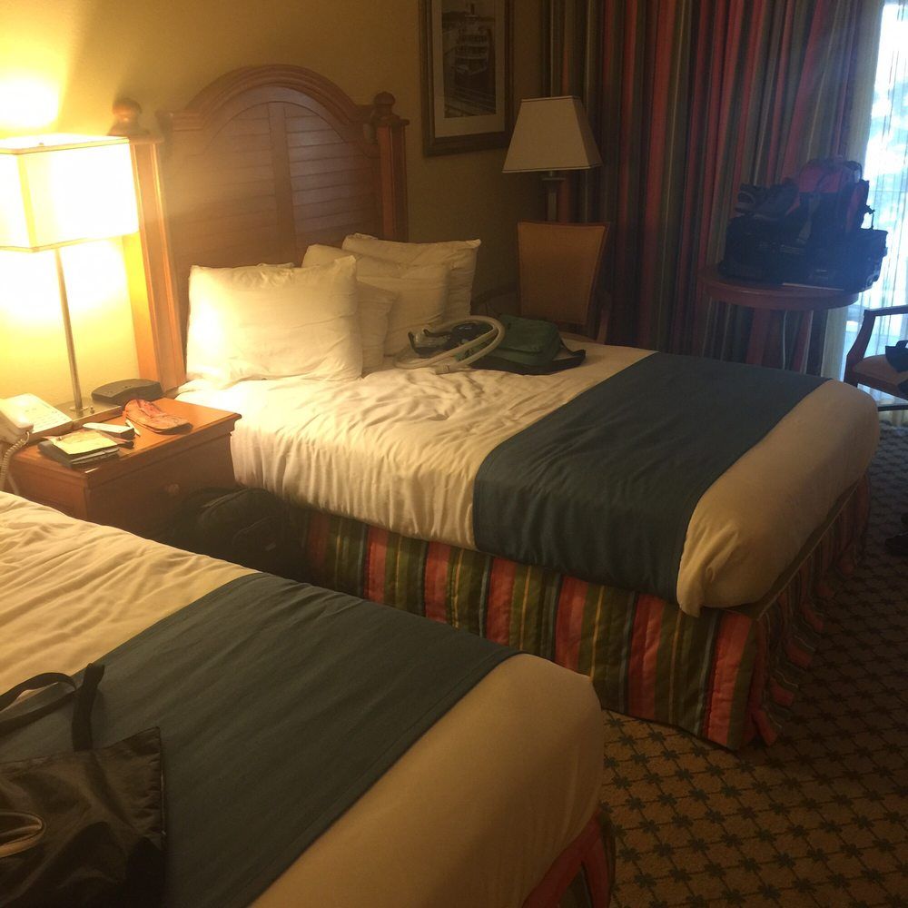 VILLAGE INN LODGE - Updated November 2024 - 13 Photos - 113 ...