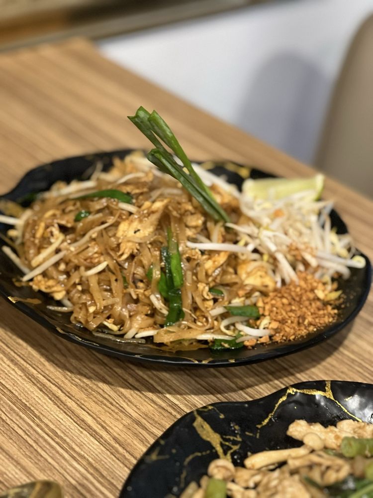 CHALONG THAI EATERY - Updated July 2025 - 74 Photos & 22 Reviews - 2513 ...