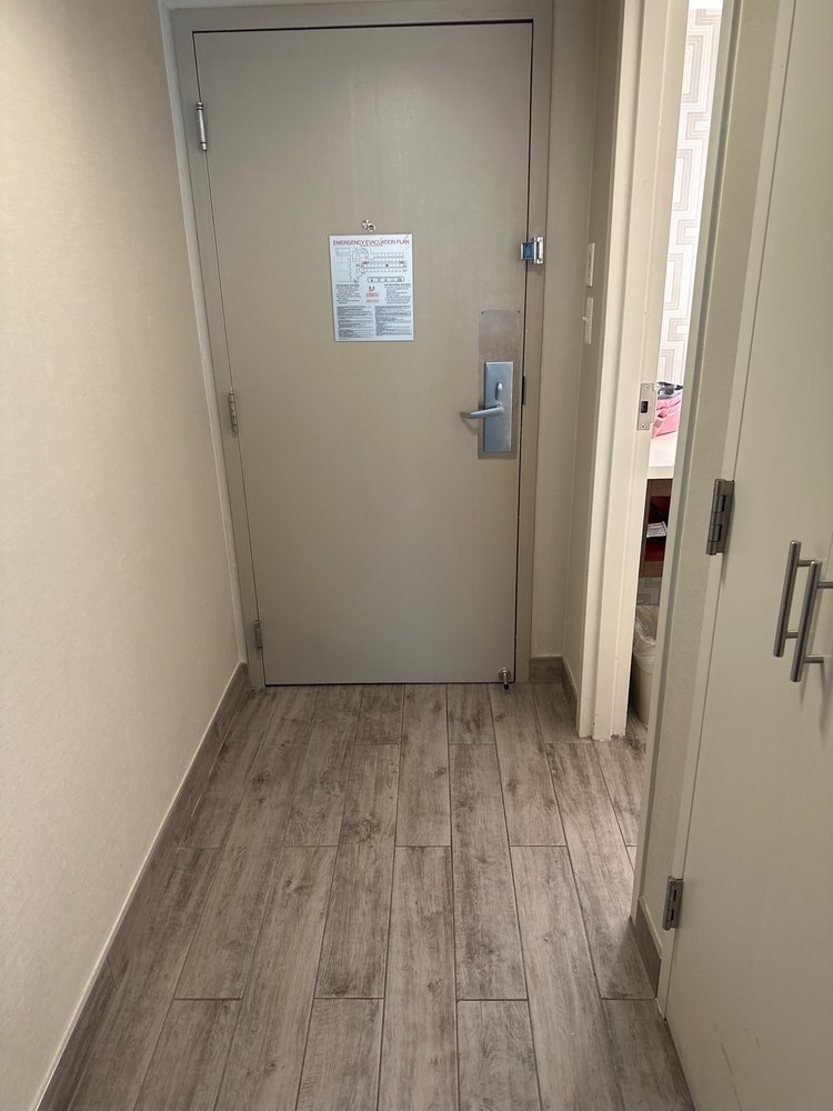 HOLIDAY INN - Updated September 2025 - 134 Photos & 73 Reviews - 10000 ...