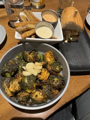 THE OAK - RALEIGH - Updated July 2025 - 572 Photos & 560 Reviews - 4035 ...