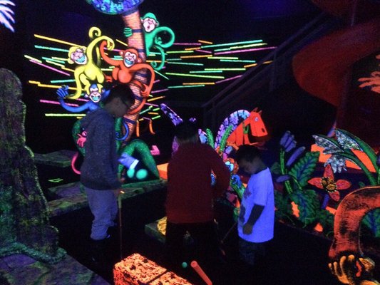 PUTTING EDGE - Updated January 2026 - 17 Photos - 105 Promenade du Centropolis, Laval, Quebec ...