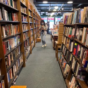 THE BOOK DEN - 17 Photos & 55 Reviews - Bookstores - 15 E Anapamu St ...