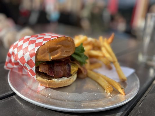 BURGER ME - 563 Photos & 1107 Reviews - 10418 Donner Pass Rd, Truckee ...