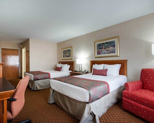 RODEWAY INN INDIANAPOLIS I-70 - Updated October 2025 - 106 Photos & 28 ...