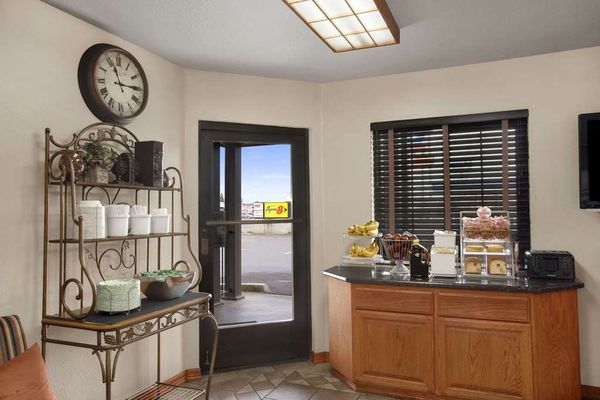 SUPER 8 BY WYNDHAM SPRINGFIELD/EUGENE - Updated February 2025 - 39 ...