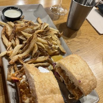 TRAPPEZE PUB - Updated January 2025 - 290 Photos & 557 Reviews - 269 N ...