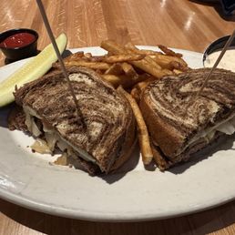 BLUE 32 SPORTS GRILL - Updated November 2025 - 97 Photos & 150 Reviews ...