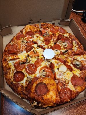 ROUND TABLE PIZZA - Updated May 2026 - 95 Photos & 348 Reviews - 398 ...