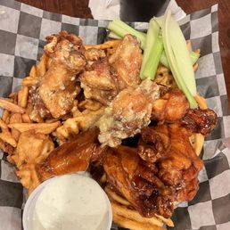 UNDERDOG SPORTS BAR & GRILL - Updated January 2026 - 23 Photos & 21 ...