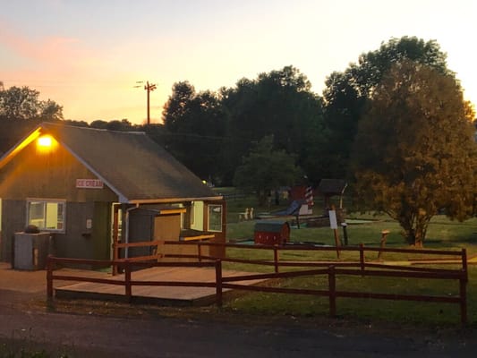 RED BARN VILLAGE MINIATURE GOLF - Updated August 2025 - Red Barn Vlg ...