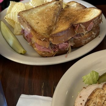 GROVERS BAR & GRILL - Updated January 2026 - 438 Photos & 467 Reviews ...