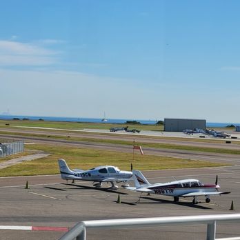 THE HANGAR RESTAURANT & FLIGHT LOUNGE - Updated March 2025 - 570 Photos ...
