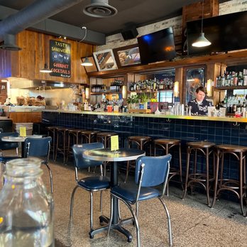 SETTLE DOWN TAVERN - Updated December 2024 - 189 Photos & 145 Reviews - 117 S Pinckney St ...