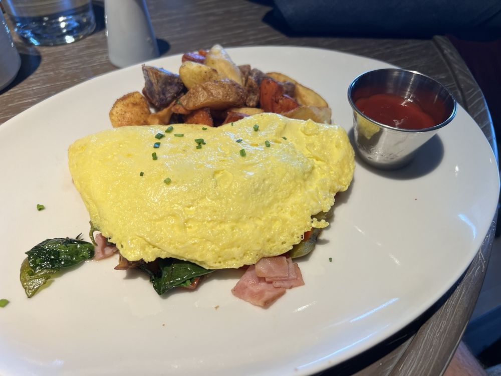 TORPEDO BAR & LOUNGE - Updated March 2025 - 1 Goat Island Rd, Newport ...