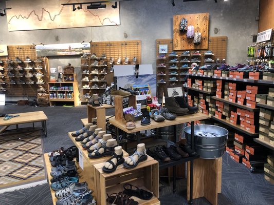 REI - 290 Photos & 384 Reviews - Outdoor Gear - 214 N Santa Anita Ave ...