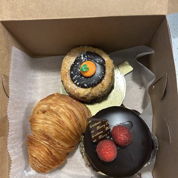 ISGRO PASTRIES - Updated December 2025 - 718 Photos & 619 Reviews ...