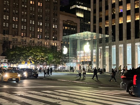APPLE FIFTH AVENUE New York, NY - Updated November 2024 - 857 Photos ...