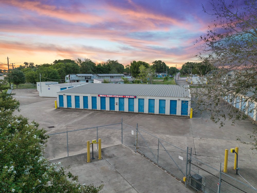 SMALL TOWN STORAGE - Updated July 2025 - 12 Photos - 412 S Laurent St ...