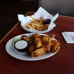 BLUE 32 SPORTS GRILL - Updated December 2025 - 318 Photos & 652 Reviews ...