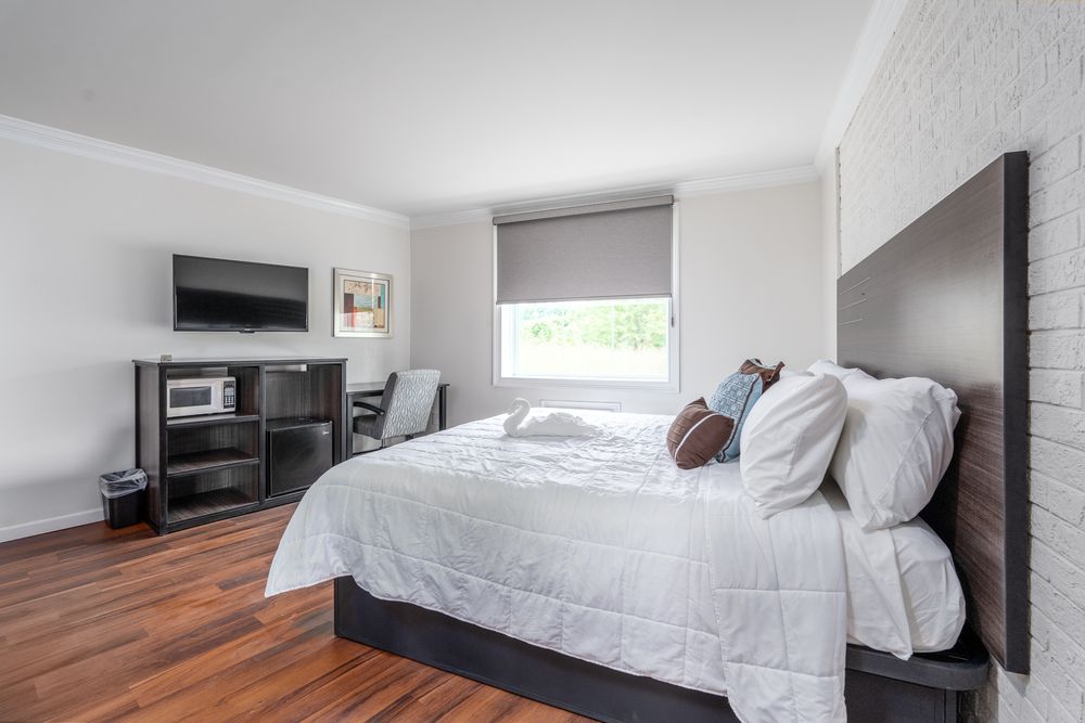 CREWE BOUTIQUE INN - Updated September 2025 - 65 Photos - 16092 W ...