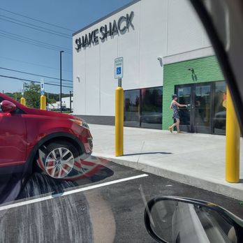 SHAKE SHACK WARWICK - Updated December 2024 - 20 Photos & 17 Reviews ...