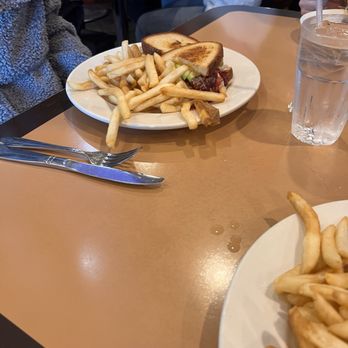 RED LINE DINER - Updated October 2025 - 882 Photos & 896 Reviews - 588 ...