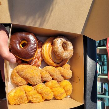 DAILY DONUTS - Updated July 2025 - 135 Photos & 183 Reviews - 1067 S ...