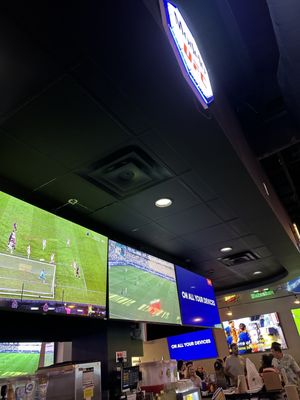 PLUCKERS WING BAR - MEMORIAL CITY - Updated May 2026 - 792 Photos ...