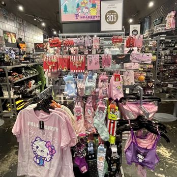 HOT TOPIC - Updated January 2026 - 98 Photos & 47 Reviews - 543 ...