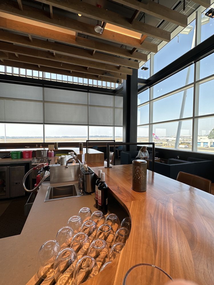 ALASKA LOUNGE - NORTH SATELLITE - Updated November 2024 - 522 Photos ...