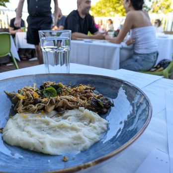 PERRY’S RESTAURANT - Updated November 2024 - 830 Photos & 892 Reviews ...