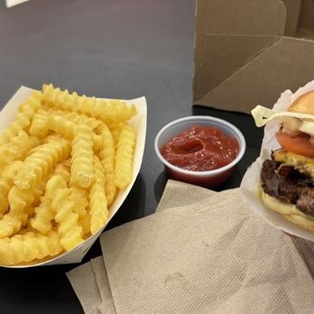 SHAKE SHACK UNION STATION - Updated August 2025 - 373 Photos & 368 ...