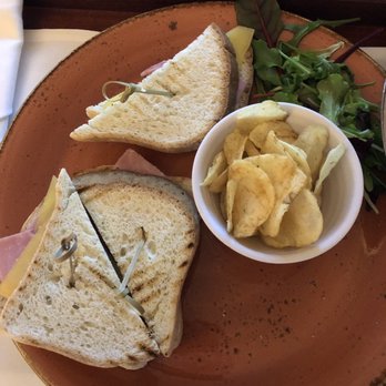 PODIUM RESTAURANT BAR AND LOUNGE @ THE HILTON - Updated October 2025 ...