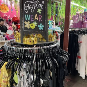 JUNKEE CLOTHING EXCHANGE - Updated December 2025 - 563 Photos & 409 ...