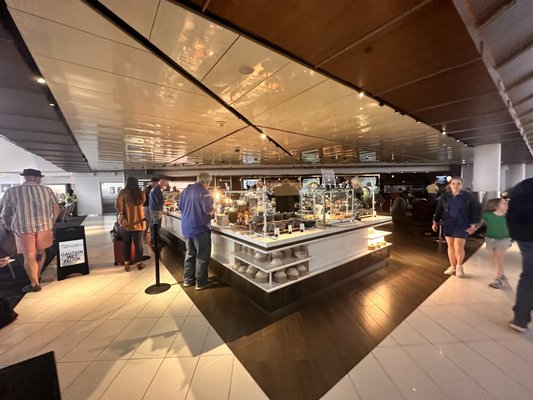 DELTA SKY CLUB - CONCOURSE B - GATE 18 - Updated January 2026 - 561 ...