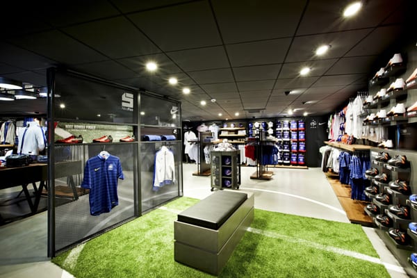 BOUTIQUE FFF - Updated October 2025 - 87 bd de Grenelle, Paris, France ...