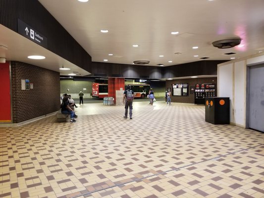 ST CLAIR WEST SUBWAY STATION - Updated December 2024 - 31 Photos - 370 ...