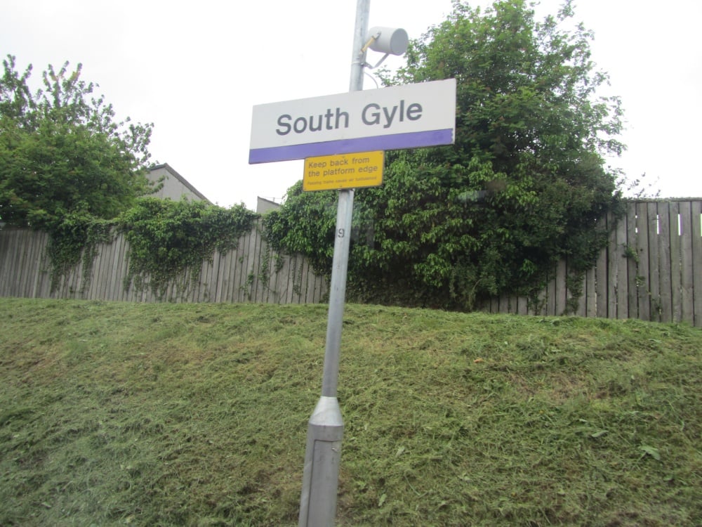SOUTH GYLE TRAIN STATION - Updated May 2024 - South Gyle, Edinburgh ...