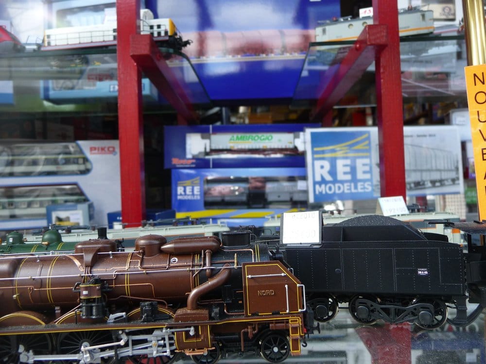 Trains miniatures - Toy Stores - 21 boulevard du Temple, Marais Nord ...