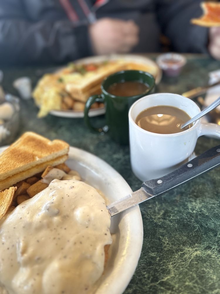 A & W WINDBREAK HOTEL CAFE & BAR - Updated December 2025 - 24 Photos ...