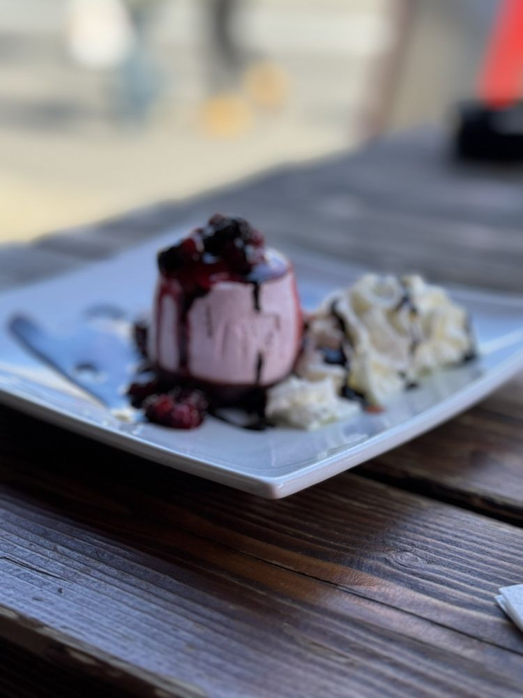 HOOTERS INTERLAKEN - Updated December 2025 - 26 Photos & 20 Reviews ...