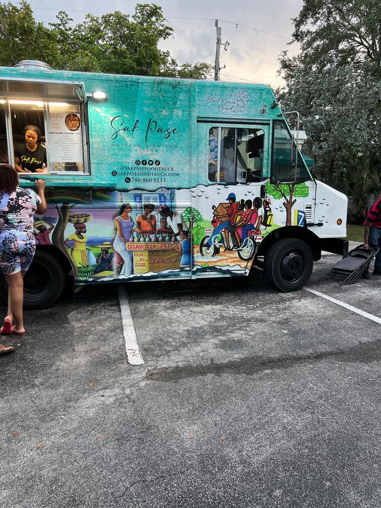 SAK PASE FOODTRUCK - Updated October 2025 - 24 Photos & 15 Reviews ...