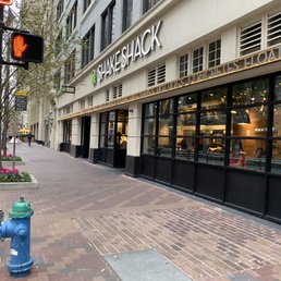 SHAKE SHACK DOWNTOWN HOUSTON - Updated October 2025 - 78 Photos & 66 ...