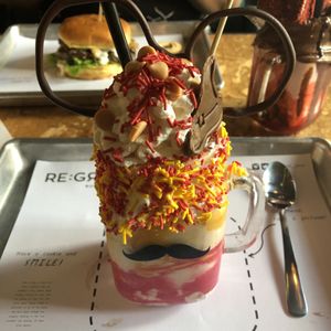 REGRUB BURGER BAR - 204 Photos & 147 Reviews - Salad - 625 11th Avenue ...