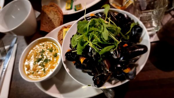 THE QUAYS IRISH RESTAURANT - Updated May 2024 - 317 Photos & 211 ...