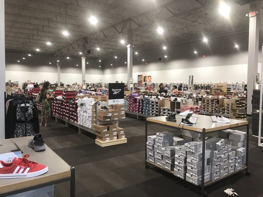 DSW DESIGNER SHOE WAREHOUSE - Updated October 2025 - 39 Photos & 60 ...