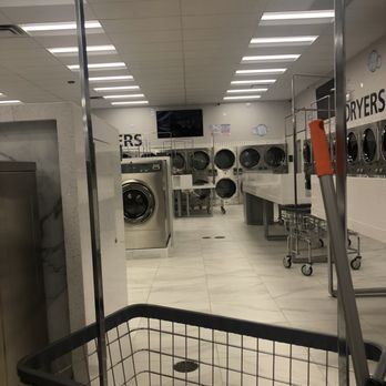 LAUNDRY WORLD - Updated December 2025 - 18 Photos & 11 Reviews - 6165 N ...