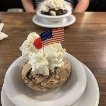 JAXSON’S ICE CREAM PARLOR AND RESTAURANT - Updated June 2025 - 3986 ...