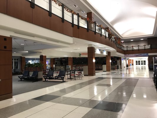 TYLER POUNDS REGIONAL AIRPORT - TYR - 24 Photos & 31 Reviews - 700 ...